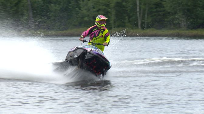 Impressionnante 1e édition des courses de motoneiges sur l’eau dans ...