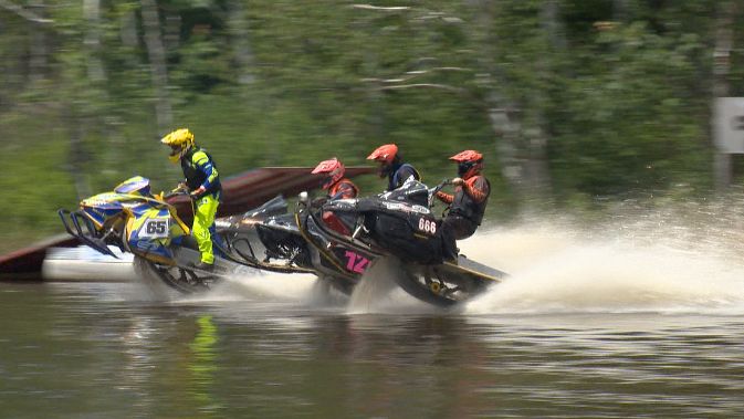 Impressionnante 1e édition des courses de motoneiges sur l’eau dans ...