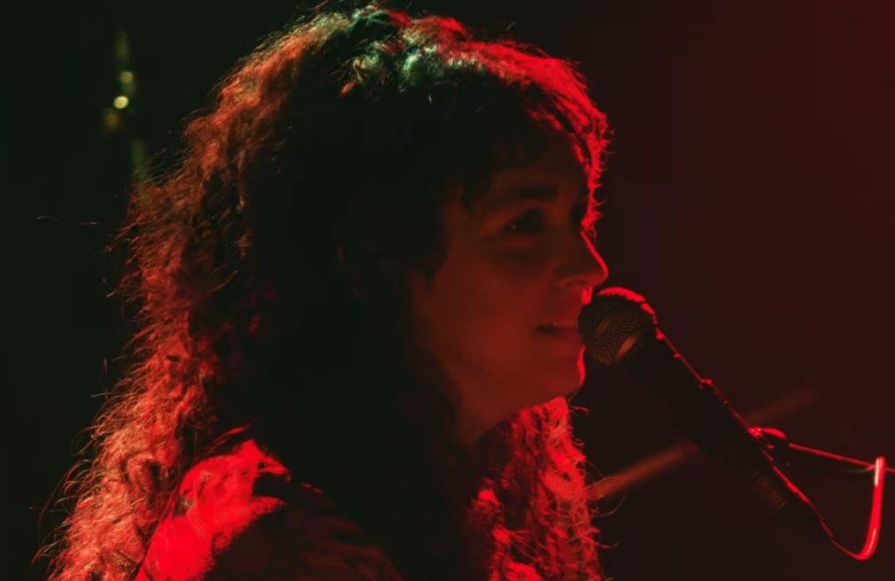 La chanteuse et musicienne Jeanne Côté brille aux Francouvertes - TVA ...