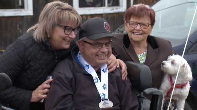 Tony Tremblay réussit son défi de marcher 100 kilomètres - TVA CIMT CHAU