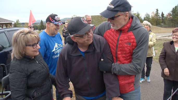 Tony Tremblay réussit son défi de marcher 100 kilomètres - TVA CIMT CHAU