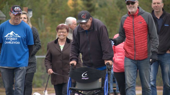 Tony Tremblay réussit son défi de marcher 100 kilomètres - TVA CIMT CHAU