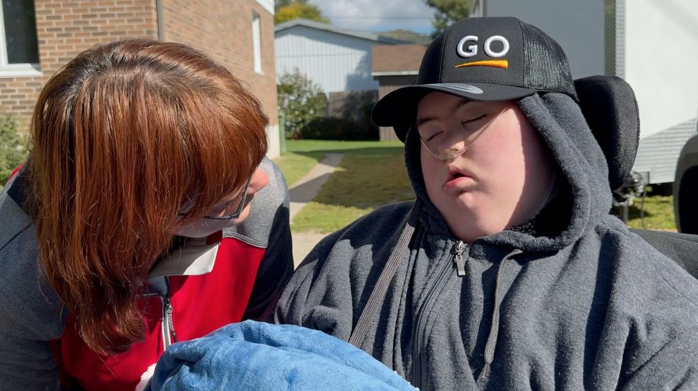 Première sortie en 4 ans : moment magique pour Nadia Simard et son fils ...