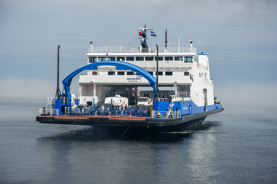 Deux traversiers pour le service L'Isle-aux-Coudres–Saint-Joseph-de-la ...