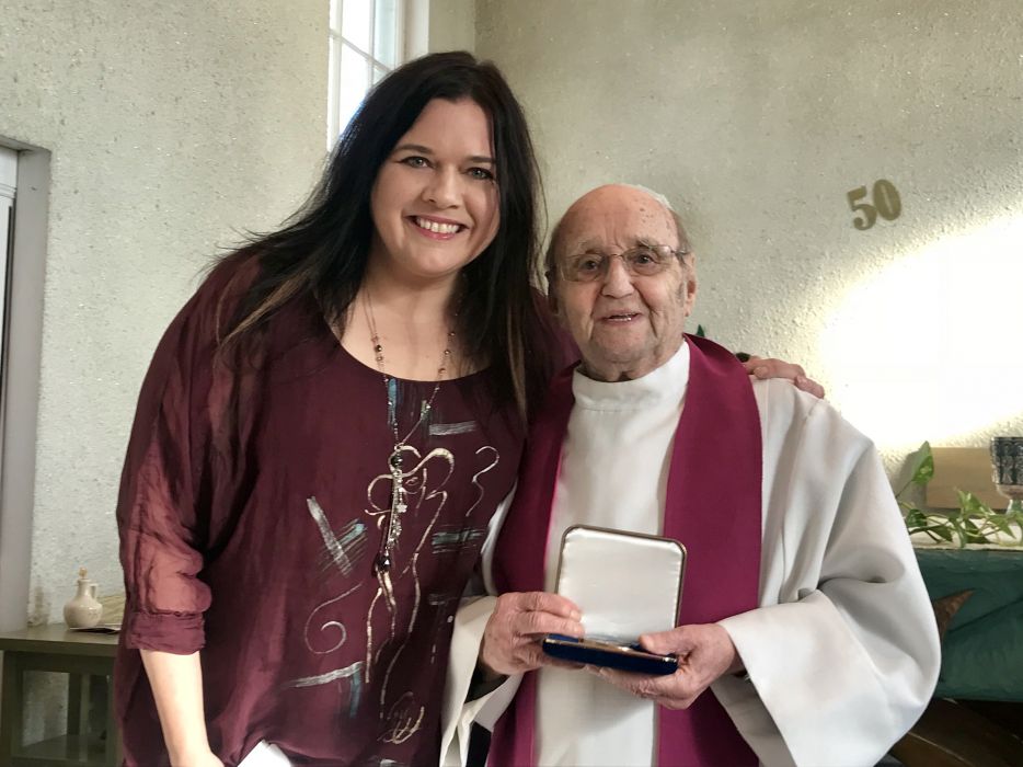 Caroline Simard remet la médaille de l'Assemblée nationale du Québec à ...