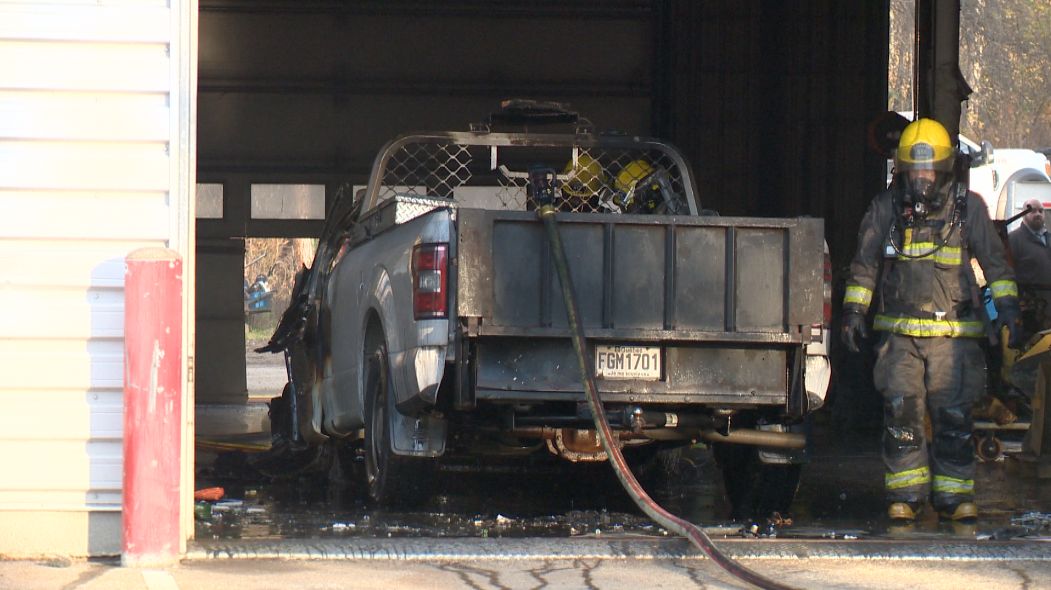 La Malbaie : un garage municipal endommagé par les flammes - TVA CIMT CHAU La Malbaie : un garage municipal endommagé par les flammes - TVA CIMT CHAU