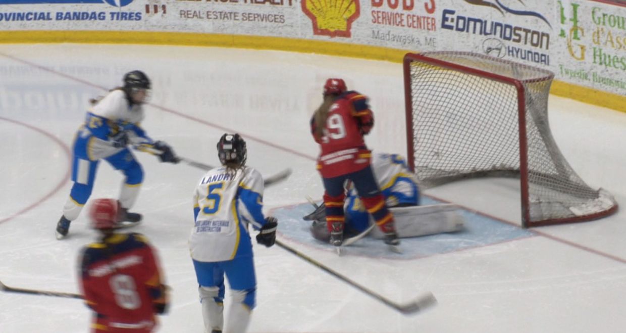 Un tournoi de hockey féminin interscolaire à Edmundston - TVA CIMT CHAU