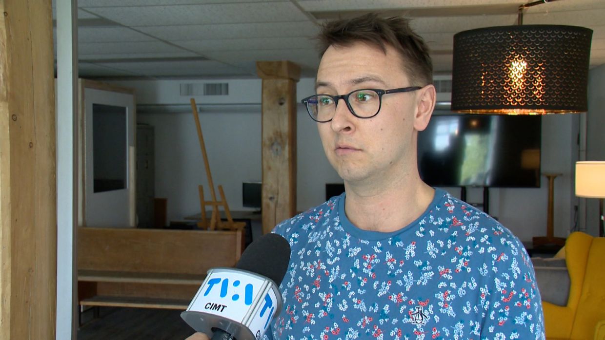 Vues dans la Tête de… Simon Cruz se fait refuser son permis de travail ...