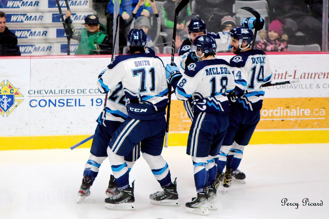 Début de la guerre entre le Blizzard d'Edmundston et les Western Capitals de Summerside - TVA ...