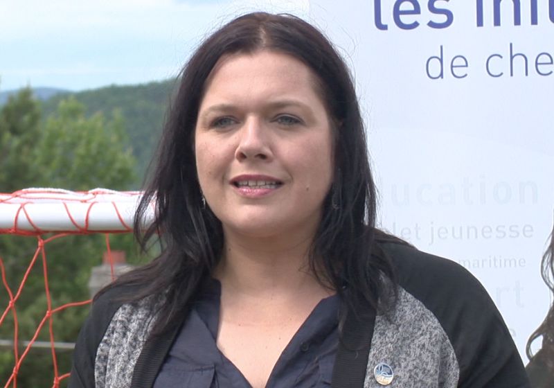 Caroline Simard s'engage à travailler sur un projet de centre de ...