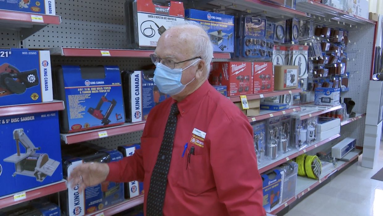 Un employé de 85 ans au Home Hardware de Gaspé : la retraite n'est pas ...