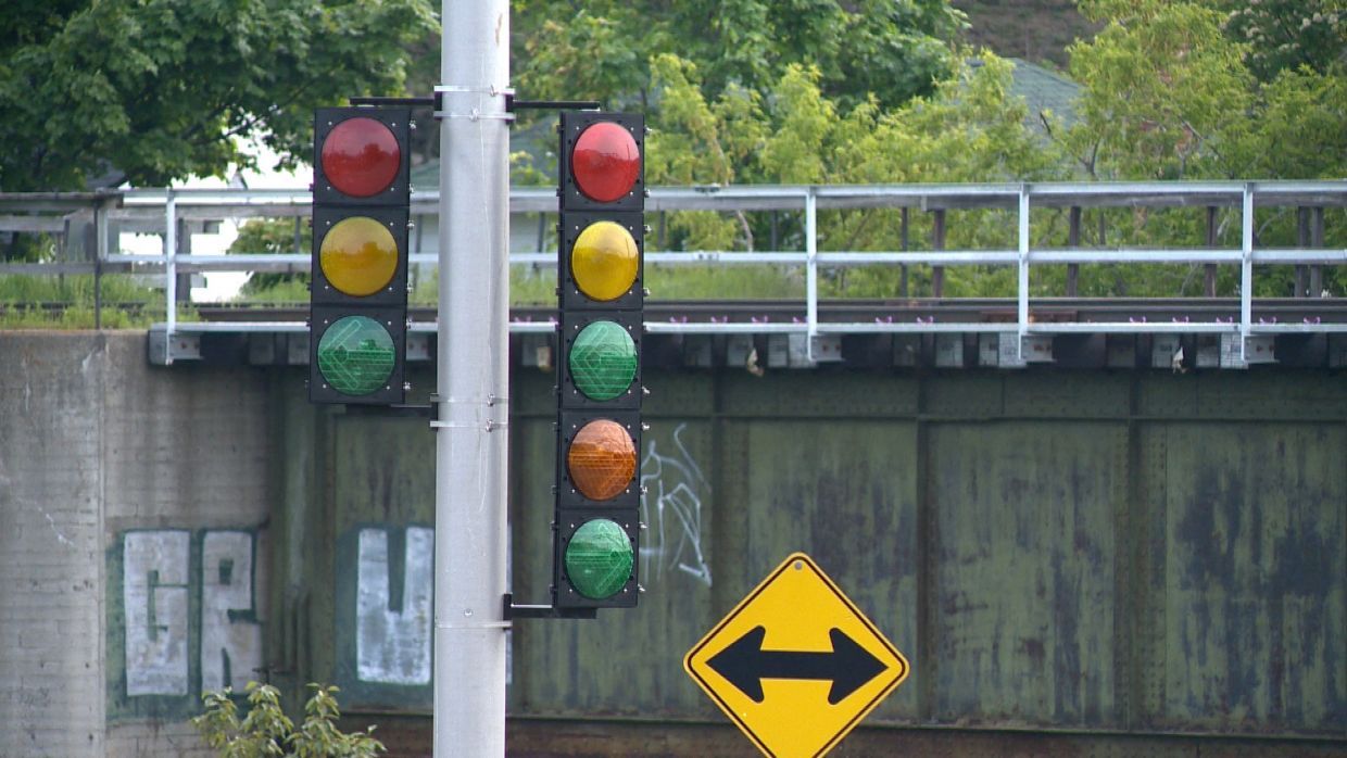 Intersection St-Magloire et St-Elzéar : les nouveaux feux de ...