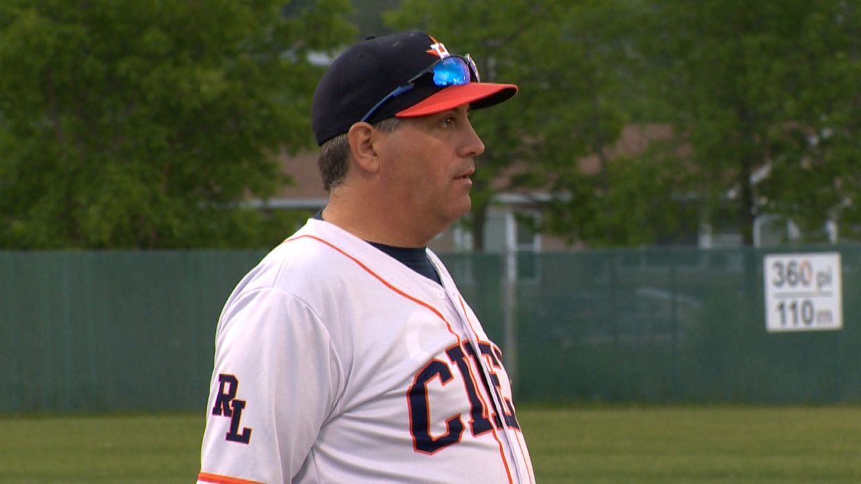 François Caron, un entraîneur passionné au baseball et au hockey - TVA ...