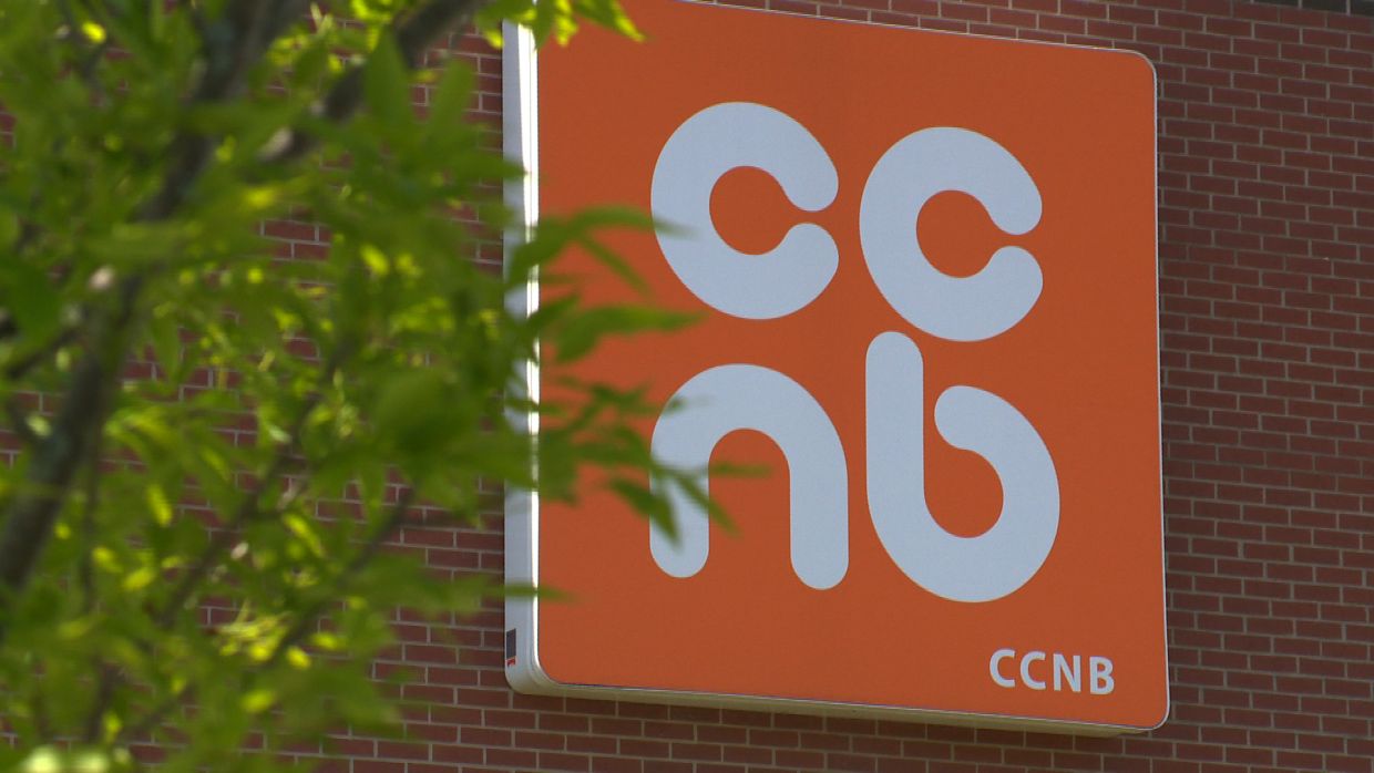 Le CCNB honore 1200 finissants - TVA CIMT CHAU