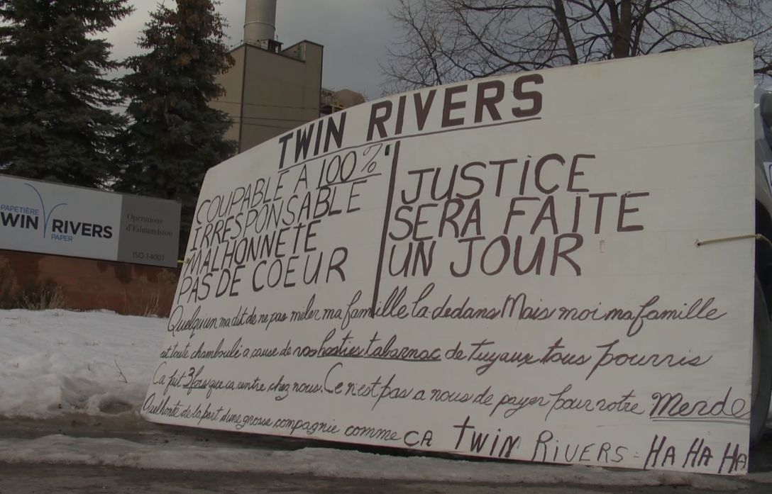 Son commerce inondé, il multiplie les affiches pour blâmer Twin Rivers ...